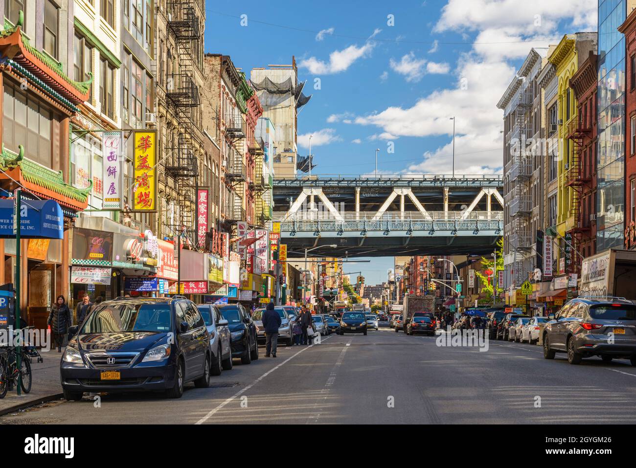 UNITED STATES, NEW YORK, MANHATTAN, CHINATOWN, EAST BROADWAY AND ...