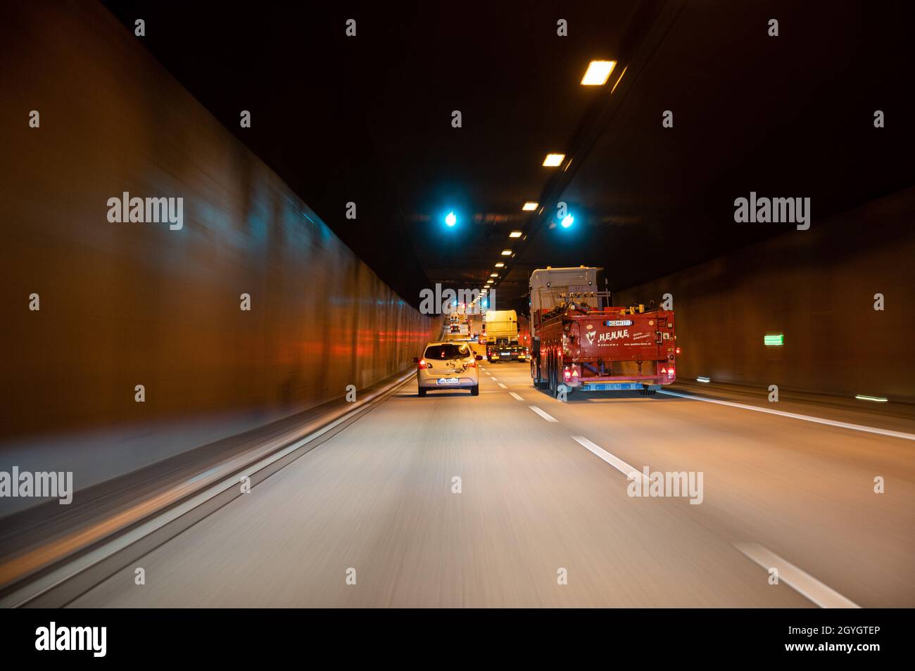 Hamburg, Germany. 07th Oct, 2021. Cars and trucks drive through the ...