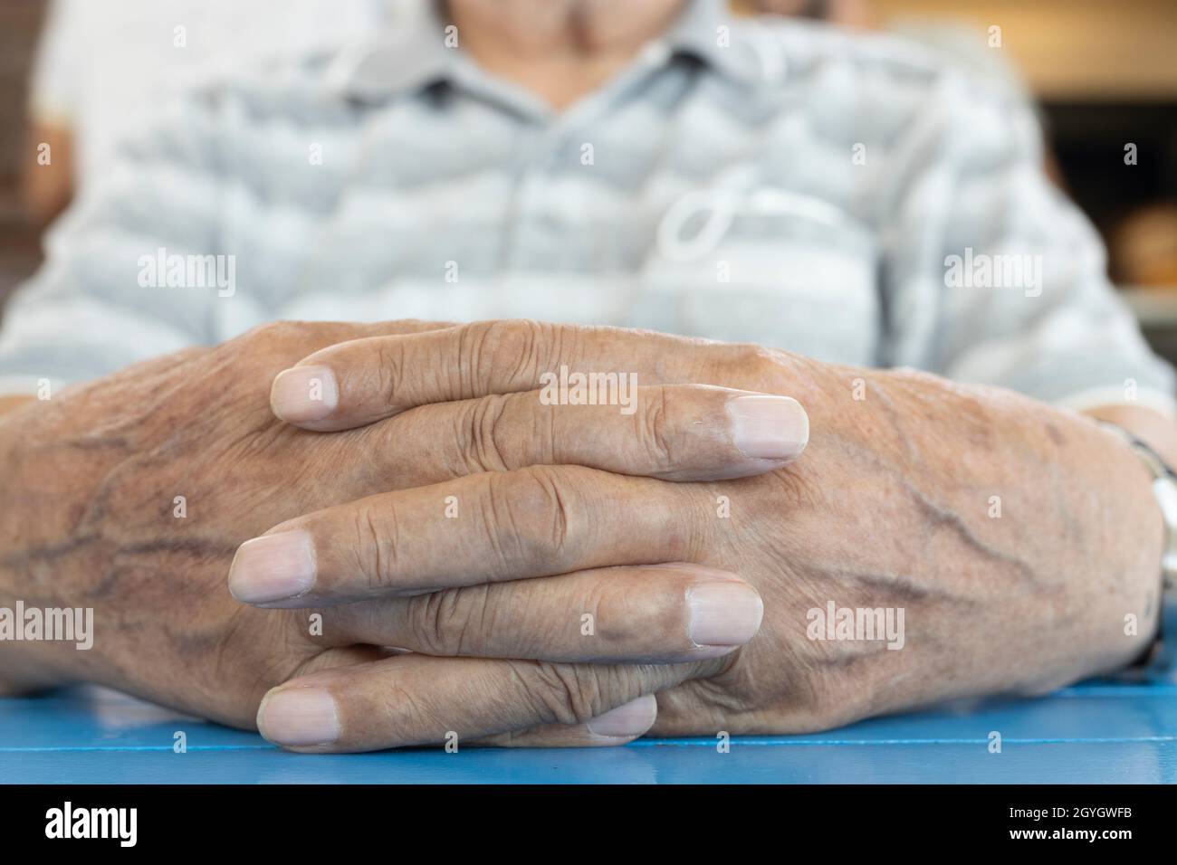 Old man's hands. Wrinkled and deformed. Close-up Stock Photo - Alamy