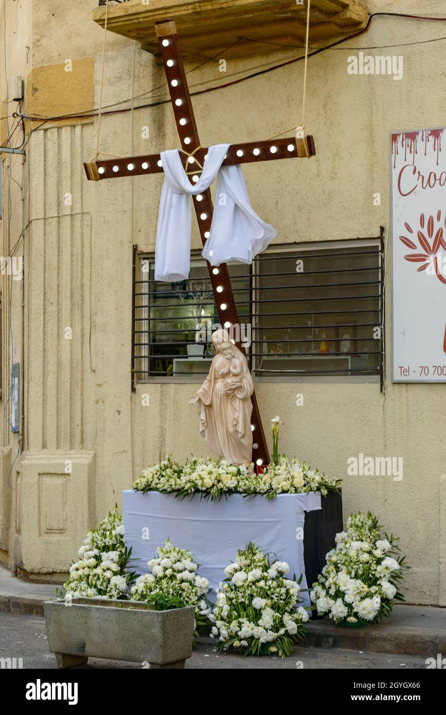 LEBANON, BEIRUT, REMEIL, GEITAWI, CHRISTIAN CROSS IN A STREET OF THE ...