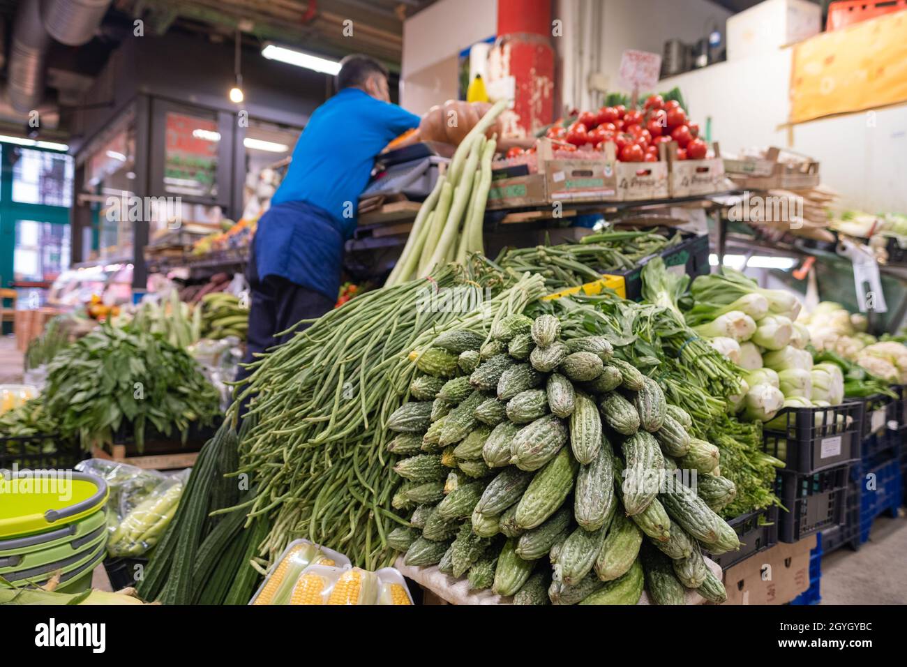 Traditional italian stand with vegetables on food market Stock Photo ...