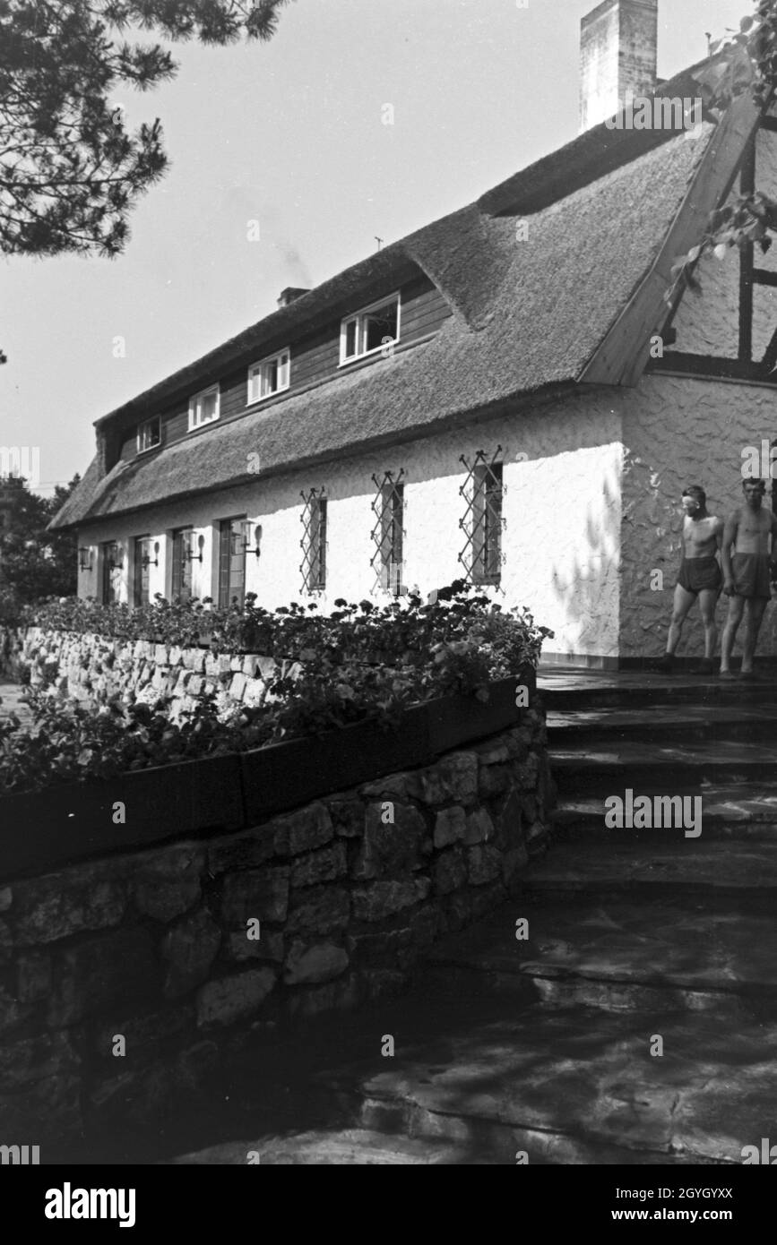 Am Sportlerheim in Bad Belzig, Deutschland 1930er Jahre. At the sports ...