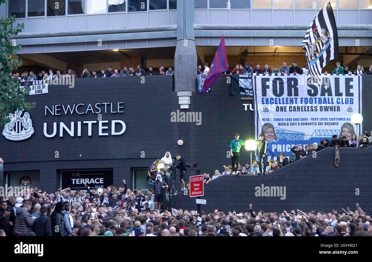 St james park takeover celebrations hi-res stock photography and images ...