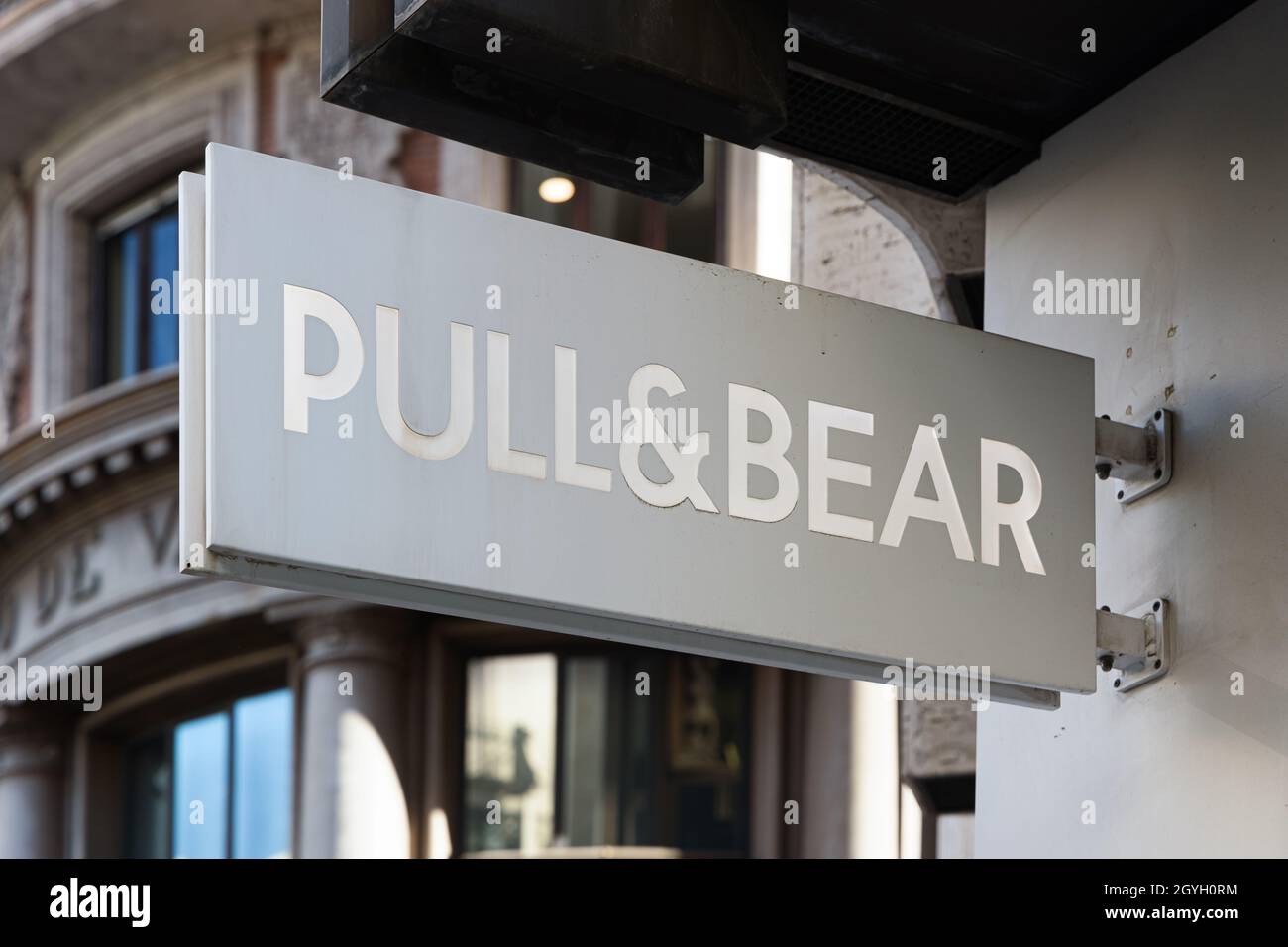 Pull bear logo hi-res stock photography and images - Alamy