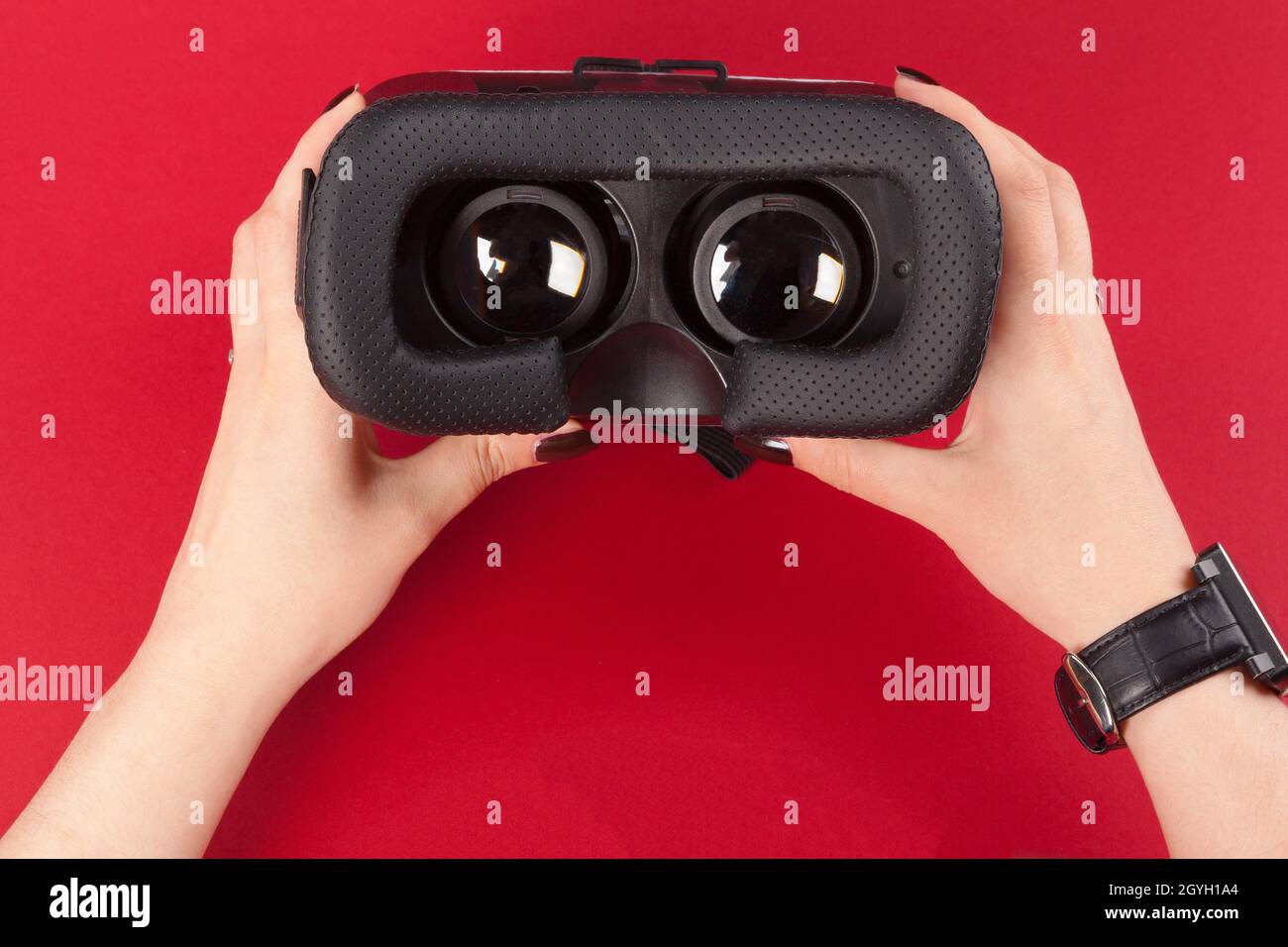 Vr headset phone in hand hi-res stock photography and images - Alamy