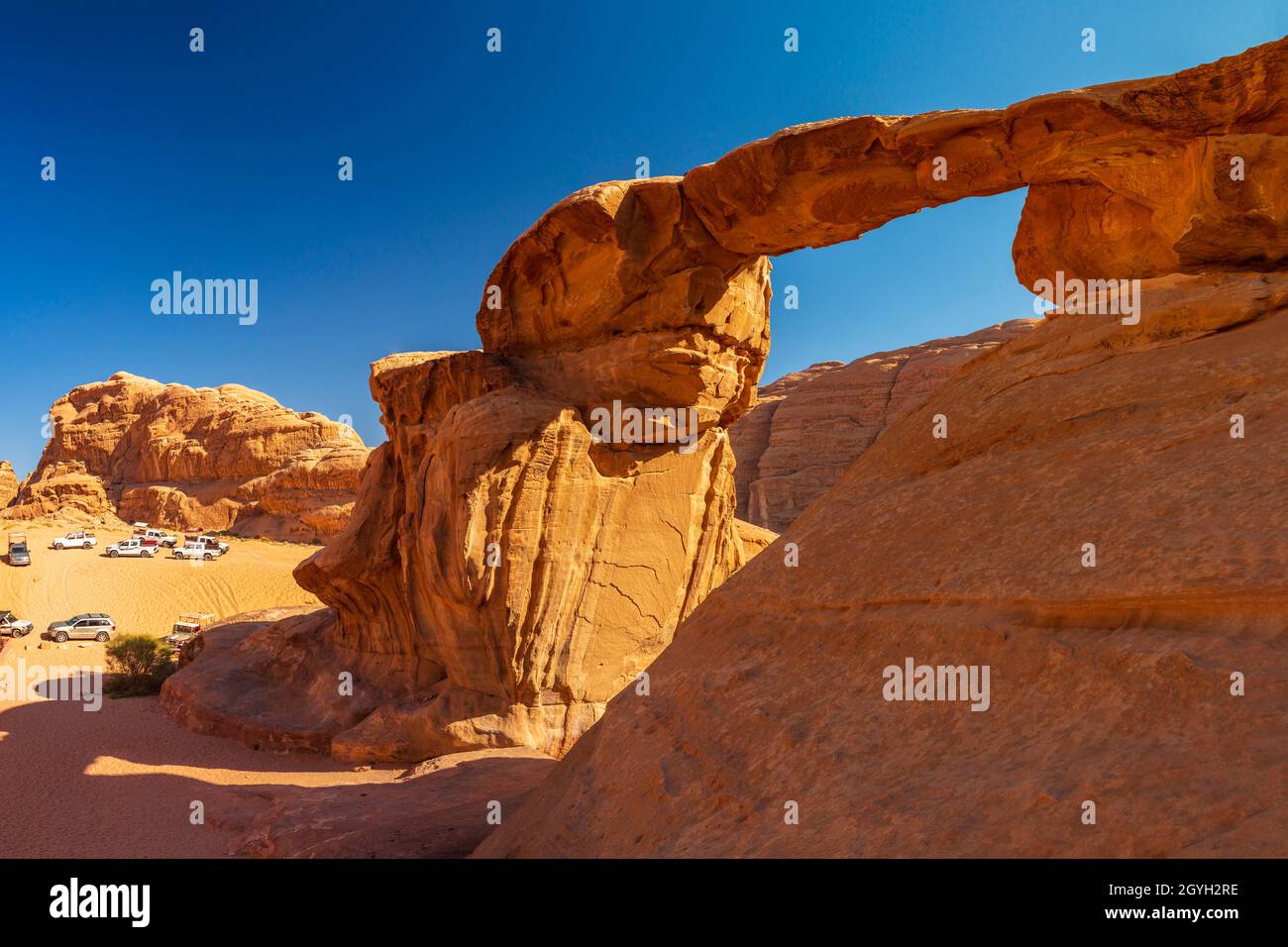 JORDAN, WADI RUM DESERT (UNESCO WORLD HERITAGE SITE). UM FROUTH ROCK ...