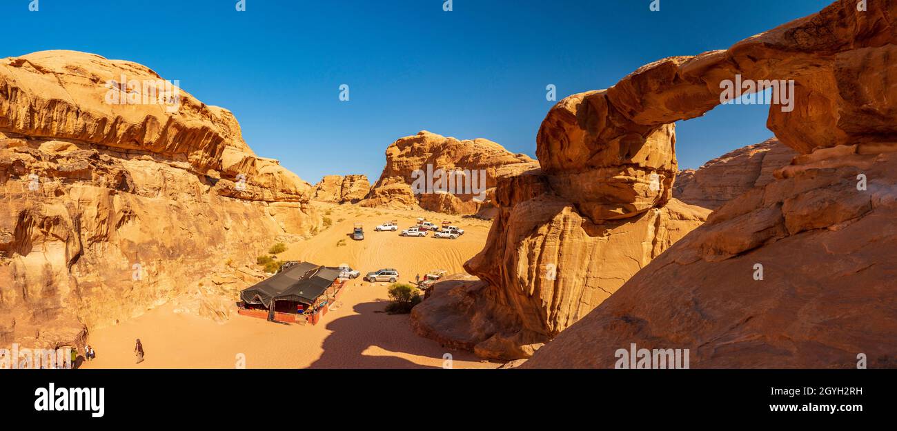 JORDAN, WADI RUM DESERT (UNESCO WORLD HERITAGE SITE). UM FROUTH ROCK ...