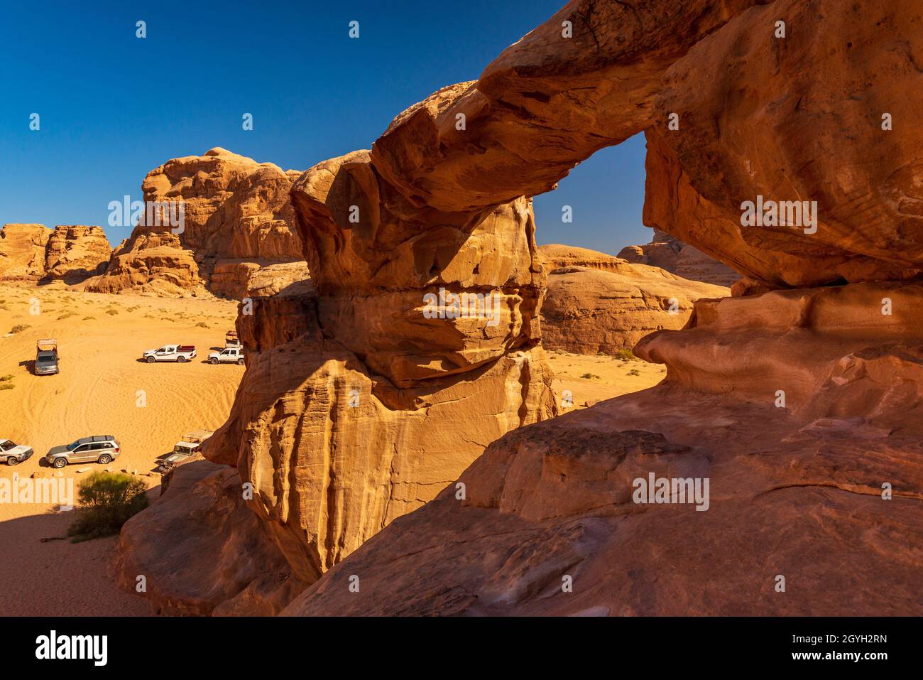 JORDAN, WADI RUM DESERT (UNESCO WORLD HERITAGE SITE). UM FROUTH ROCK ...
