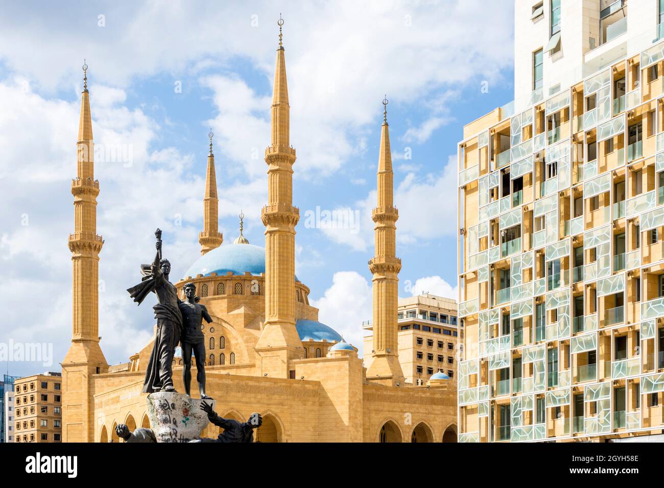 Martyrs' square statue with Mohammad Al Amin Mosque, Beirut, Lebanon ...