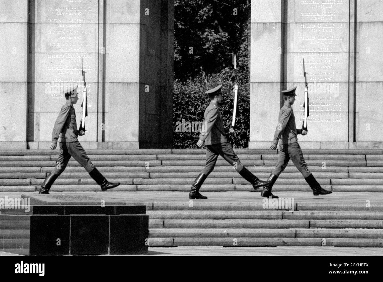 Russian soldiers at the Russian War memorial in Berlin, 1989 Stock ...