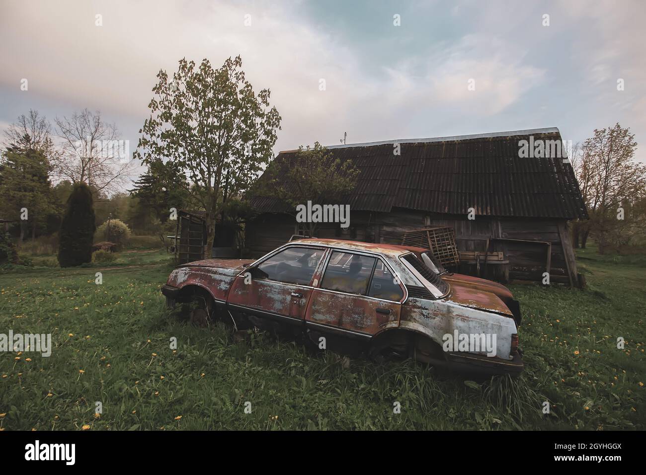 Abandoned buildings old pickup hi-res stock photography and images - Alamy