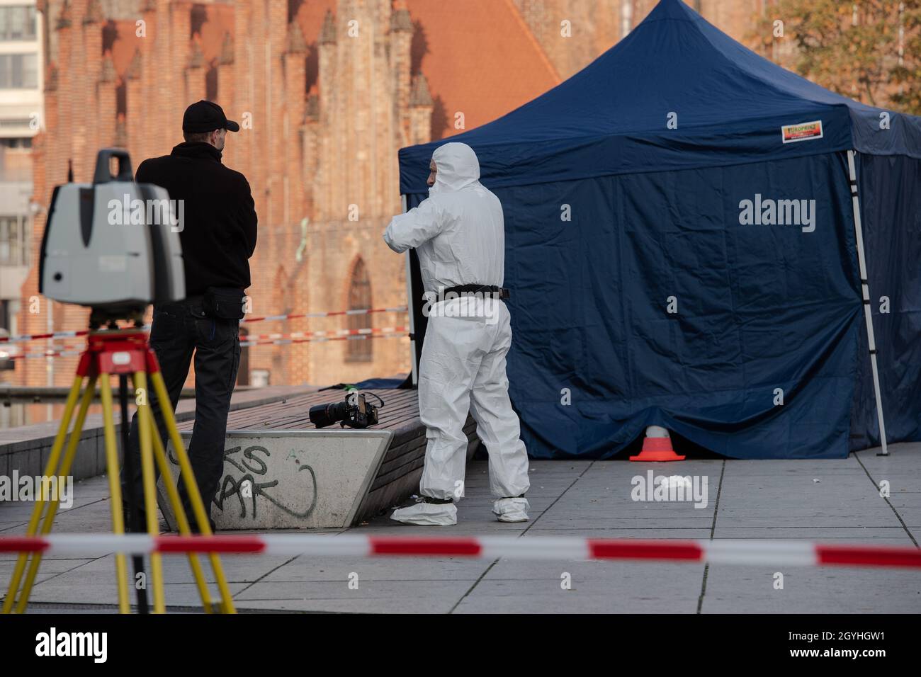 Forensic tent hi-res stock photography and images - Alamy