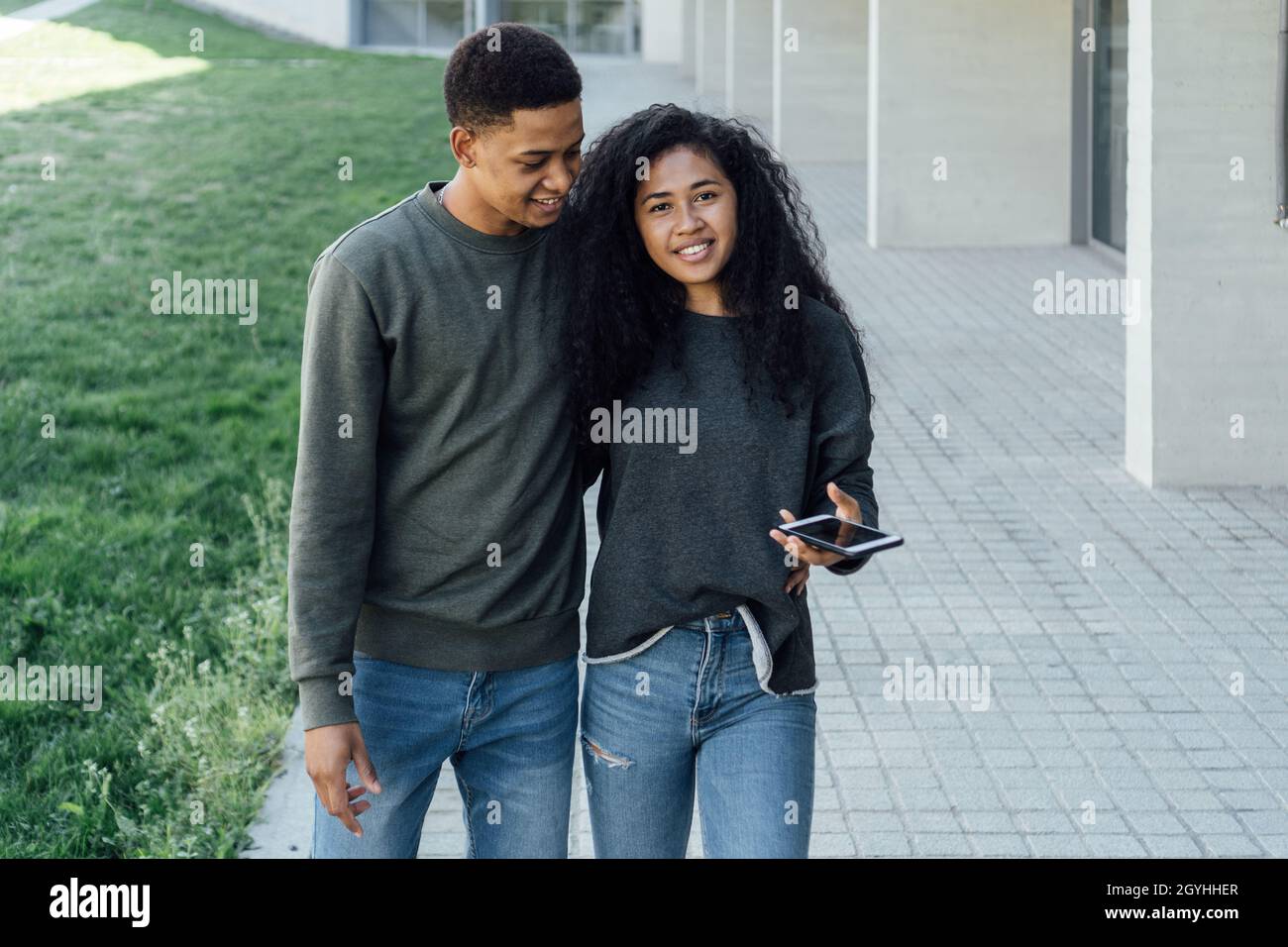 Black couple walking hi-res stock photography and images - Alamy