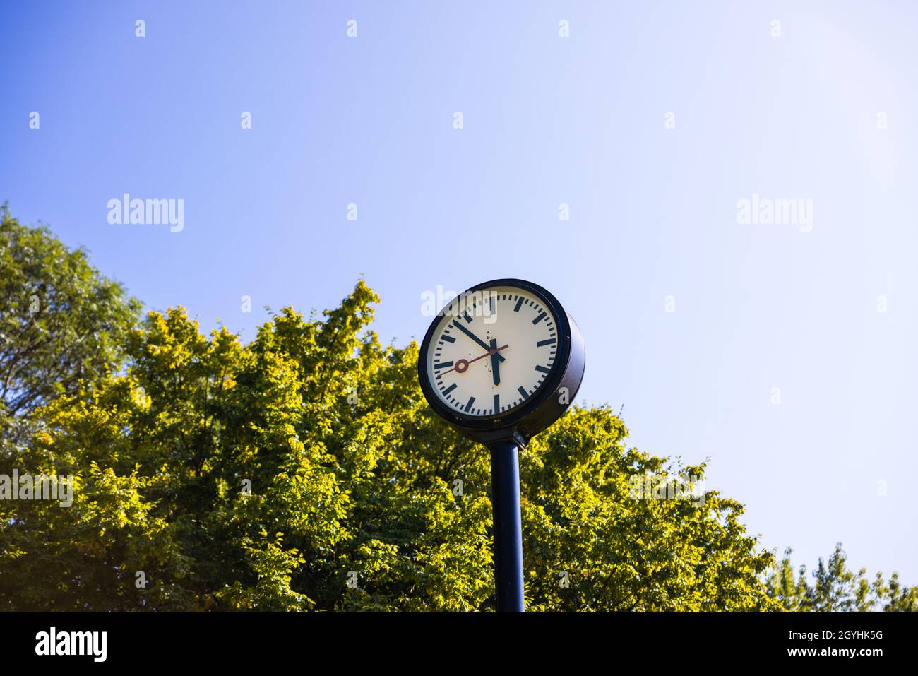 Clock on pole hi-res stock photography and images - Alamy