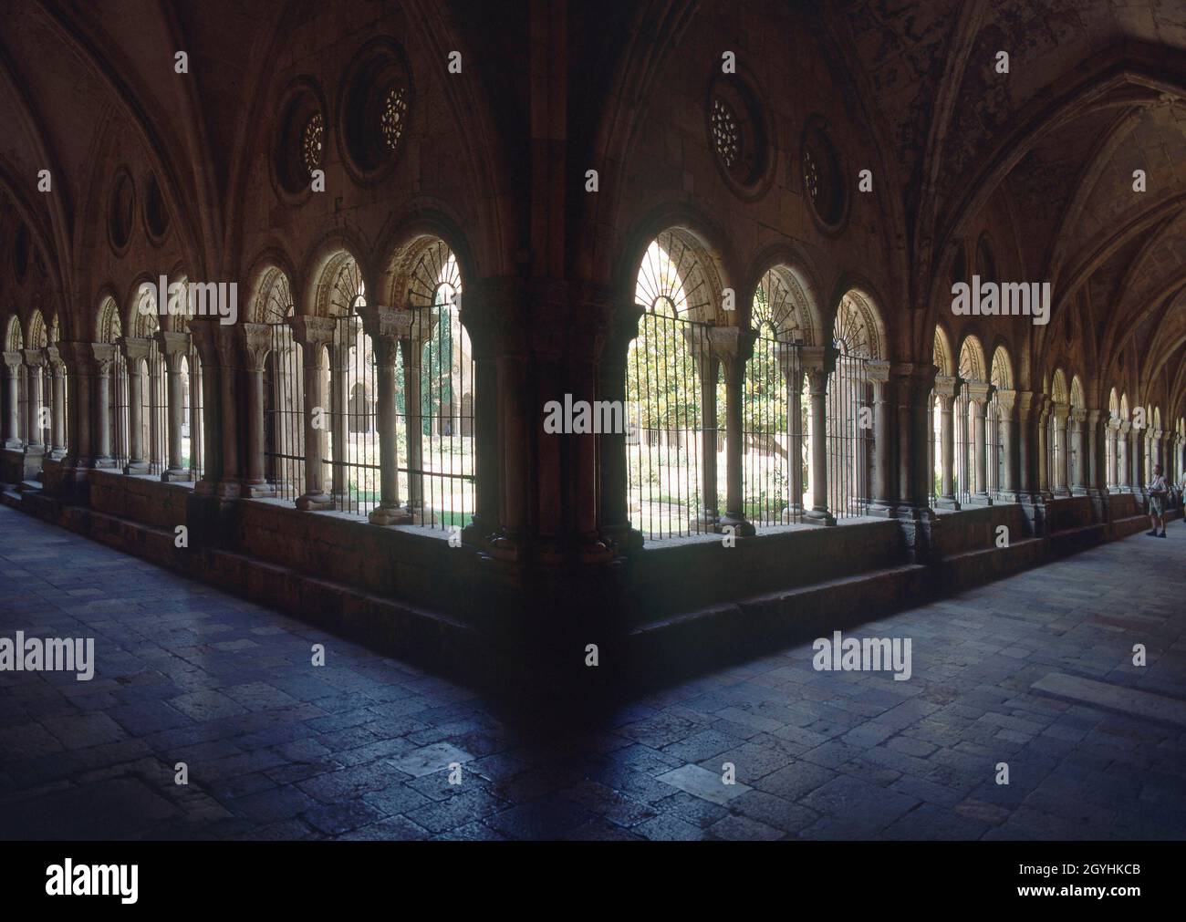 CLAUSTRO ROMANICO GOTICO - SIGLOS XII-XIII - VISTA DE DOS ALAS CON ...