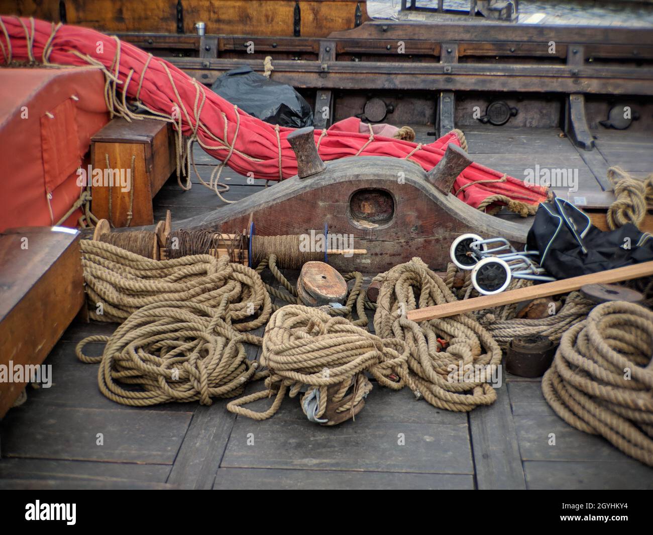 Ropes on the wooden board for the boat Stock Photo - Alamy