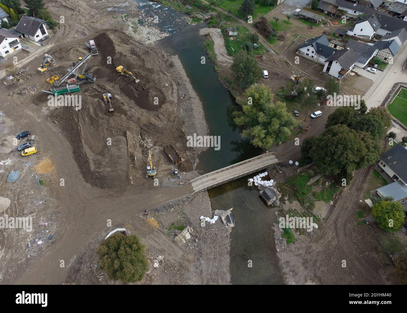 Insul, Germany. 08th Oct, 2021. A pontoon bridge built by the ...