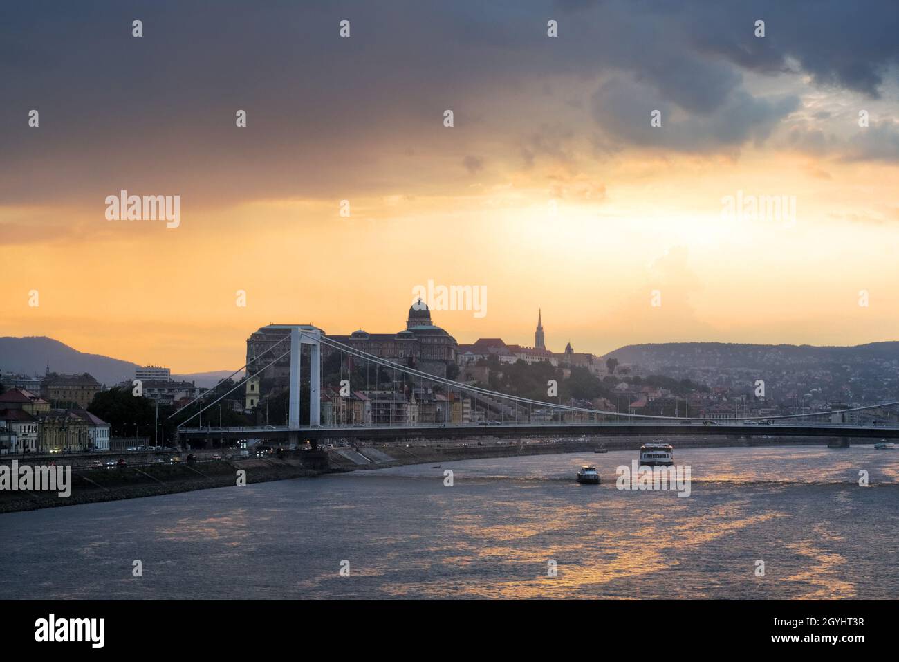 Rain in budapest hi-res stock photography and images - Alamy