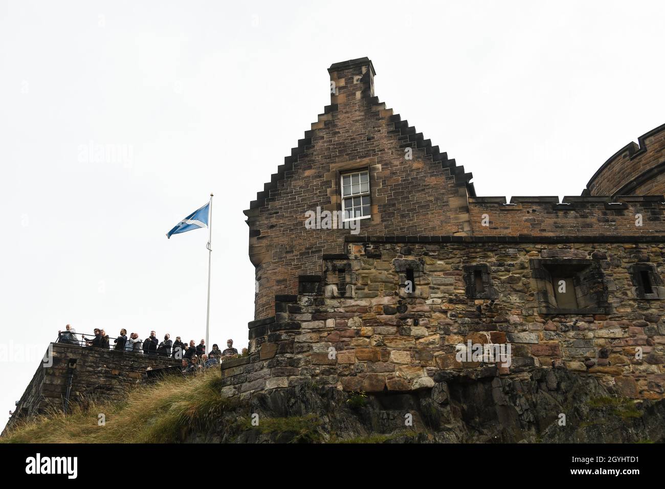 Edinburgh castle entrance panorama hi-res stock photography and images ...