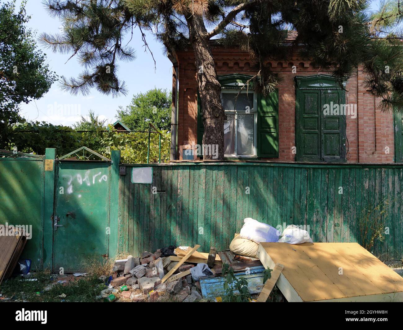 Littered yard hi-res stock photography and images - Alamy