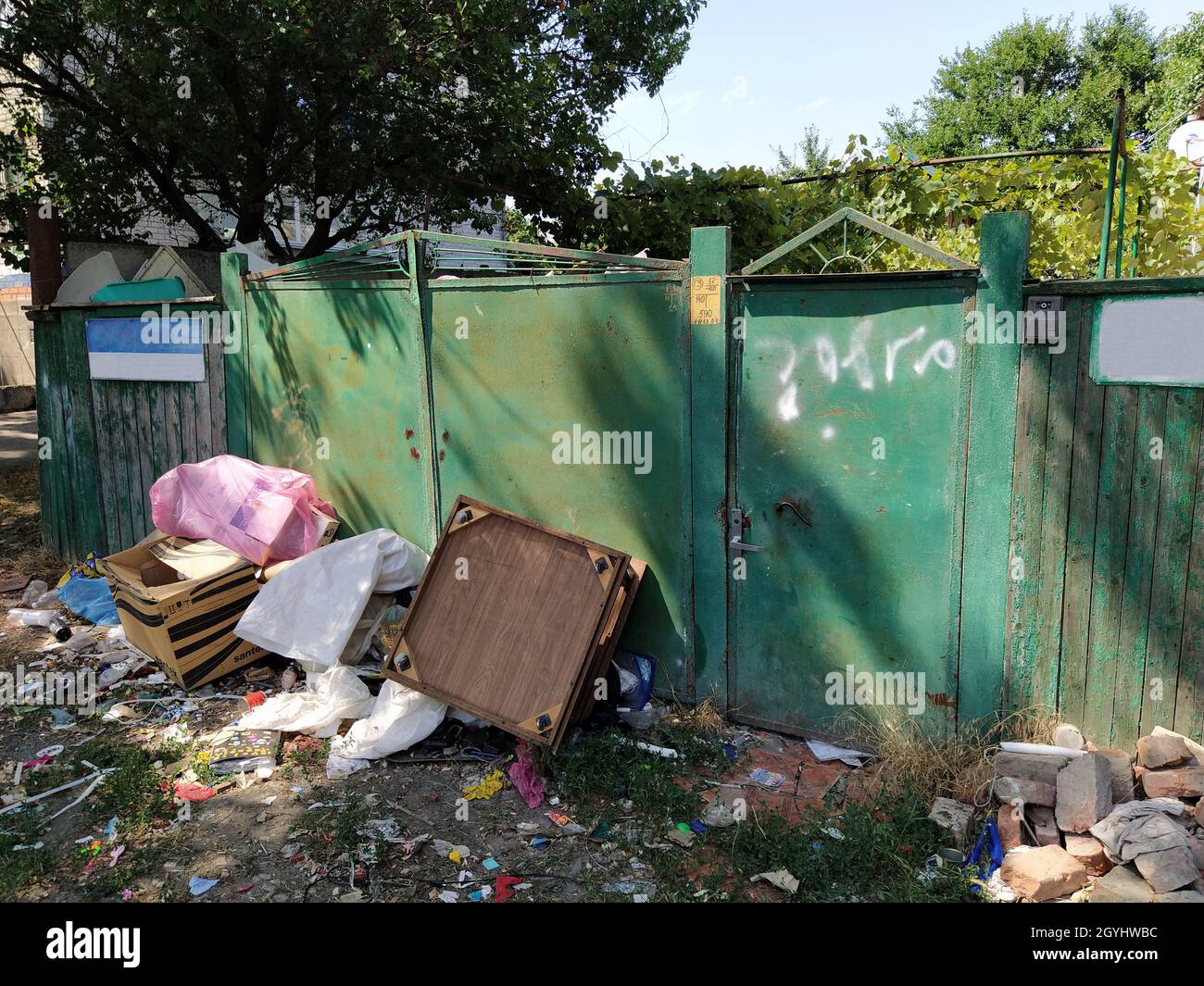 Littered yard hi-res stock photography and images - Alamy