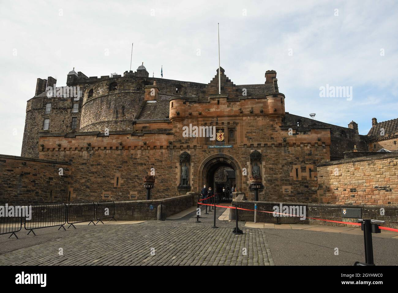 Edinburgh castle entrance panorama hi-res stock photography and images ...