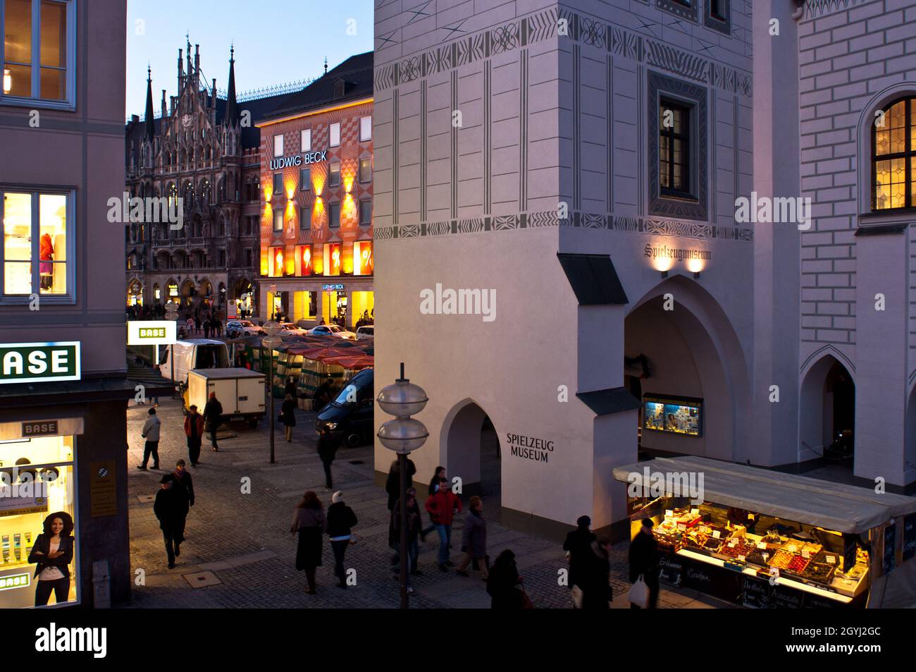 Night view of Munich's Marienplatz Stock Photo - Alamy