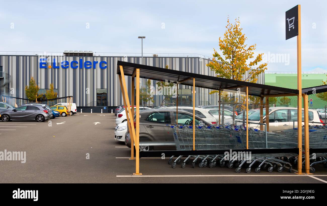 Exterior view of an E. Leclerc shopping center and hypermarket Stock ...