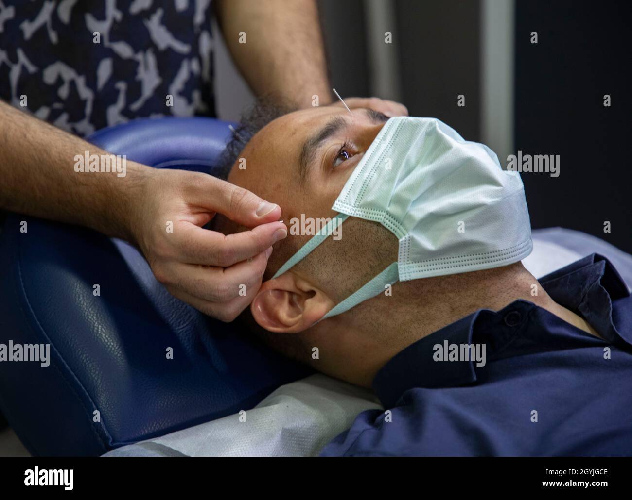 (211008) -- ISTANBUL, Oct. 8, 2021 (Xinhua) -- A man receives ...