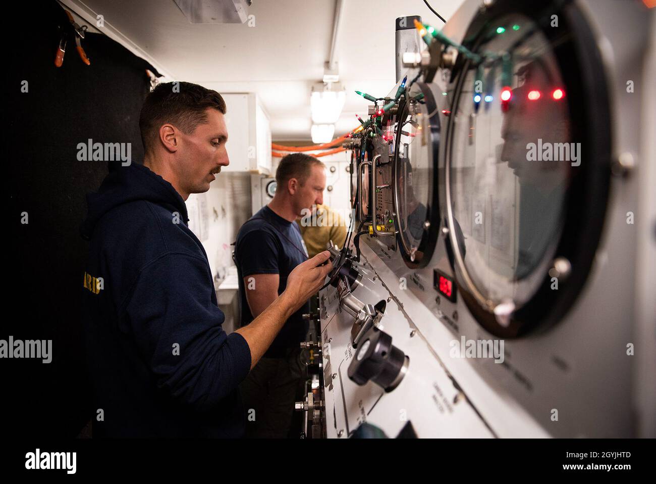 Decompression chamber diver hi-res stock photography and images - Alamy