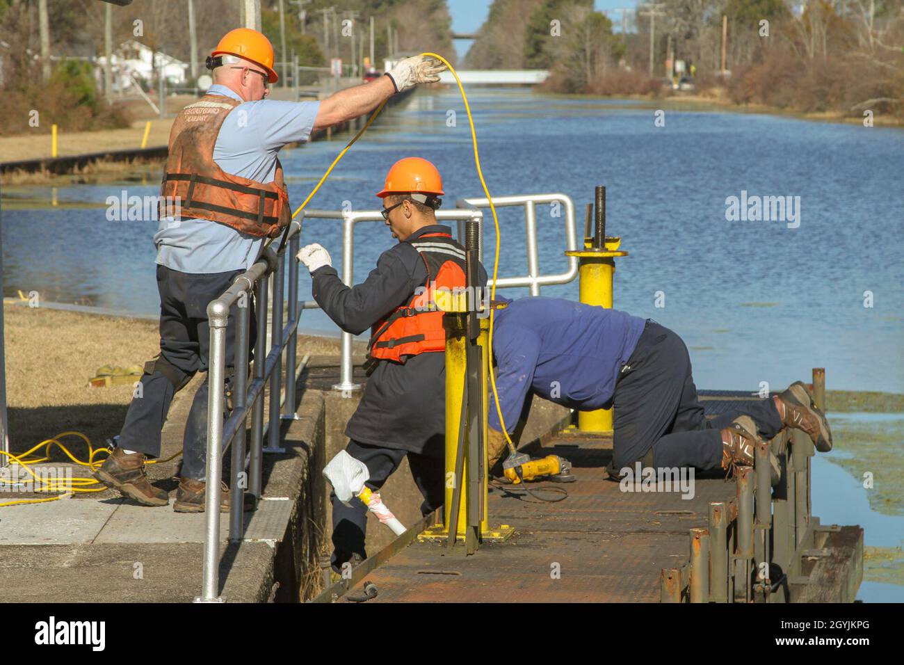 Work crews remove one of two canal gates for refurbishment at South ...