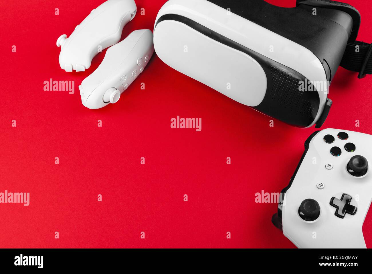 VR Headset on color table background Stock Photo - Alamy