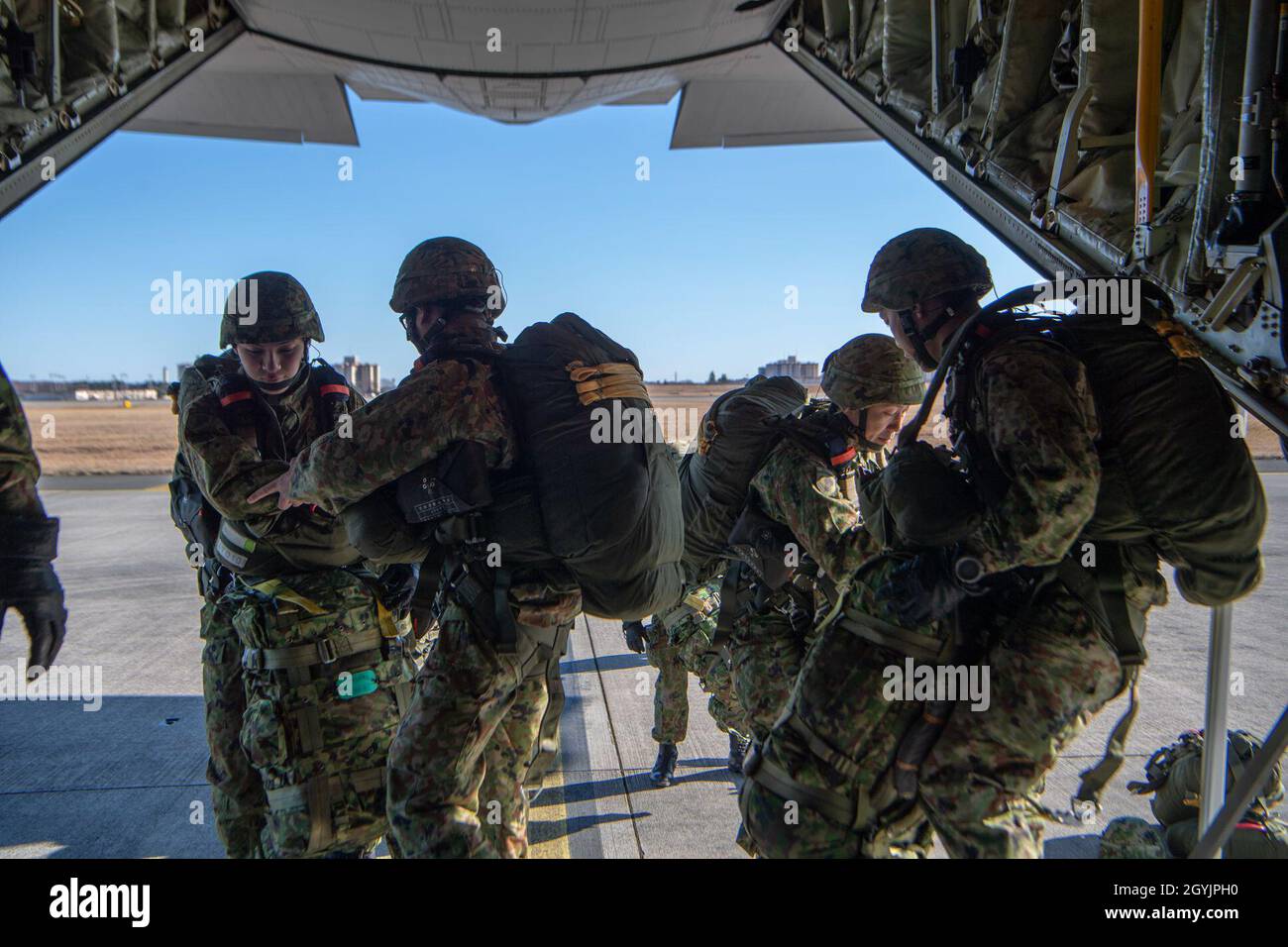 JGSDF soldiers with the 1st Airborne Brigade, U.S. Army Reserve Alaska ...