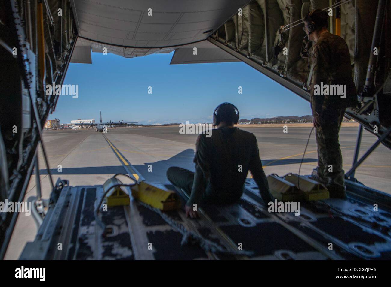 JGSDF soldiers with the 1st Airborne Brigade, U.S. Army Reserve Alaska ...