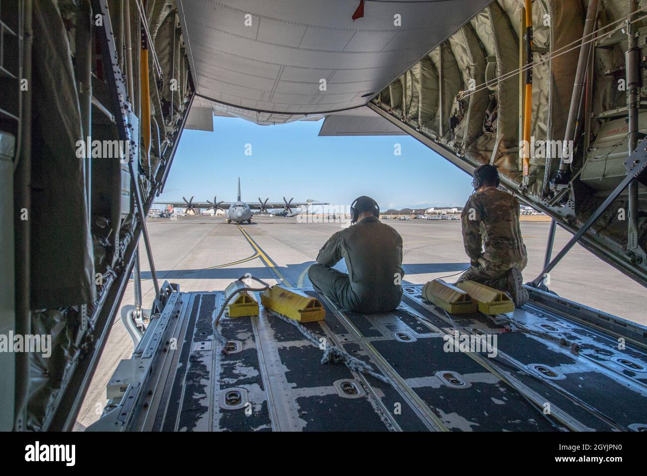JGSDF soldiers with the 1st Airborne Brigade, U.S. Army Reserve Alaska ...