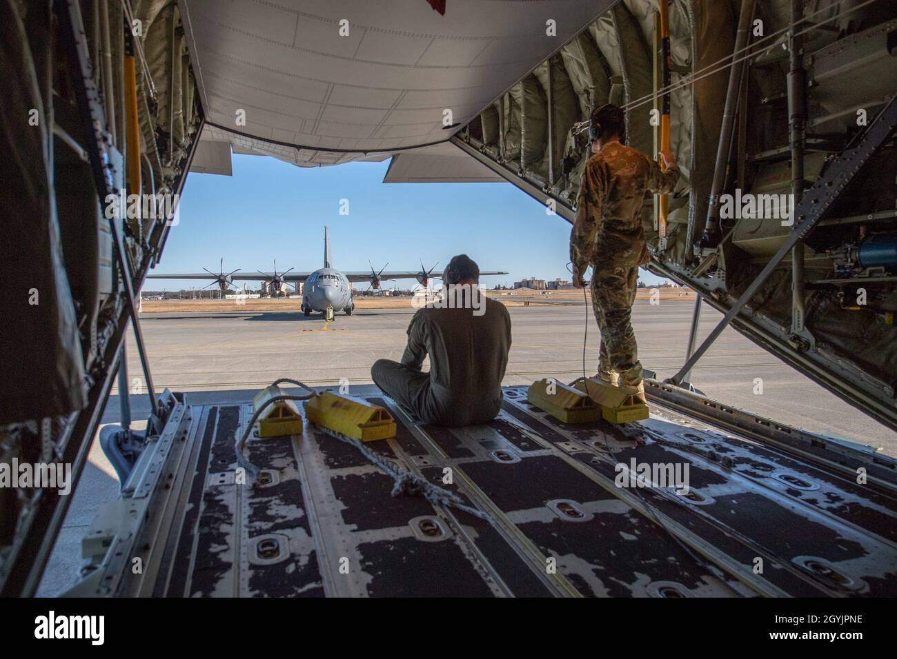 JGSDF soldiers with the 1st Airborne Brigade, U.S. Army Reserve Alaska ...