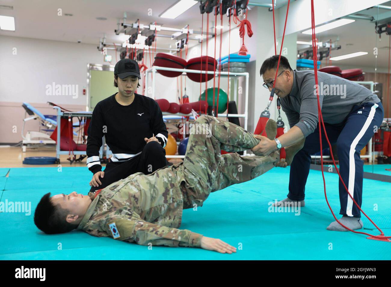 Republic of Korea Army Sgt. 1st Class Kim, Si-Oh and ROK Army Sgt. Maj ...