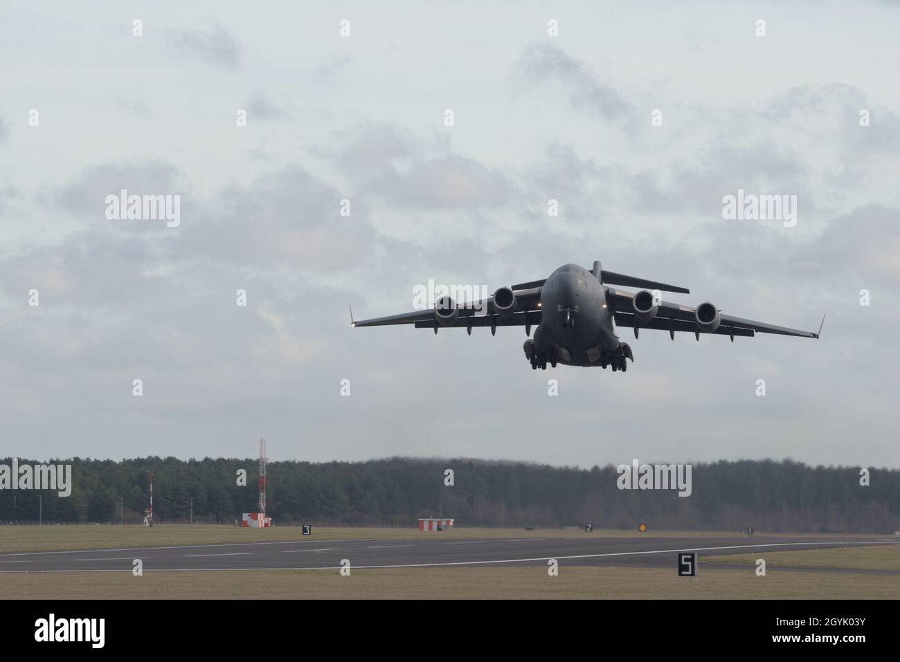 A C-17 Globemaster III assigned to the Heavy Airlift Wing, Pápa Air ...