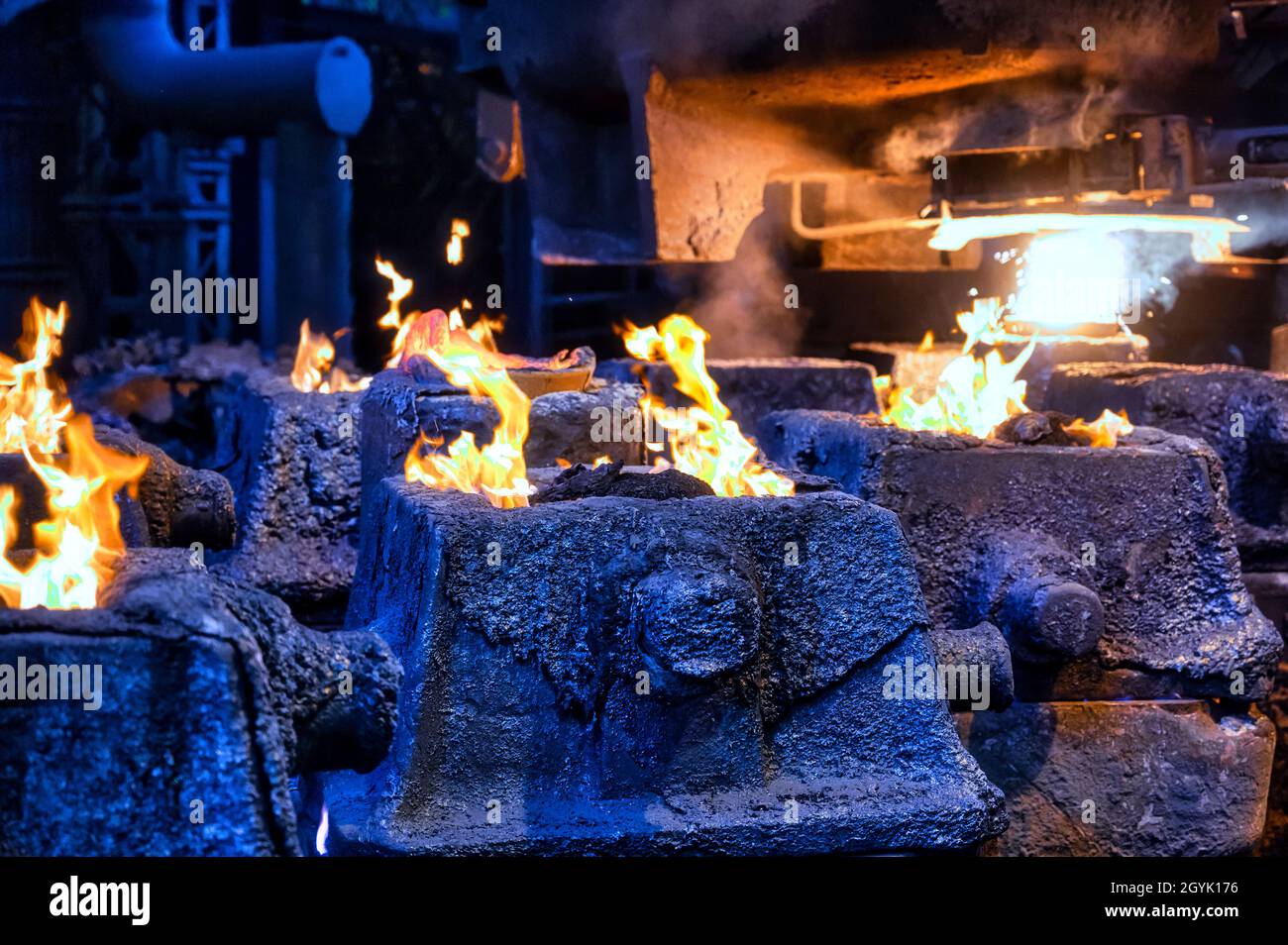 The process of filling liquid metal with steel molds Stock Photo - Alamy
