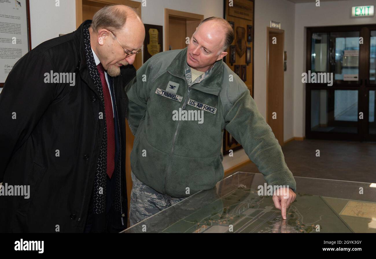 Dr. Heinrich Kreft, German ambassador to Luxembourg, left, and U.S. Air ...