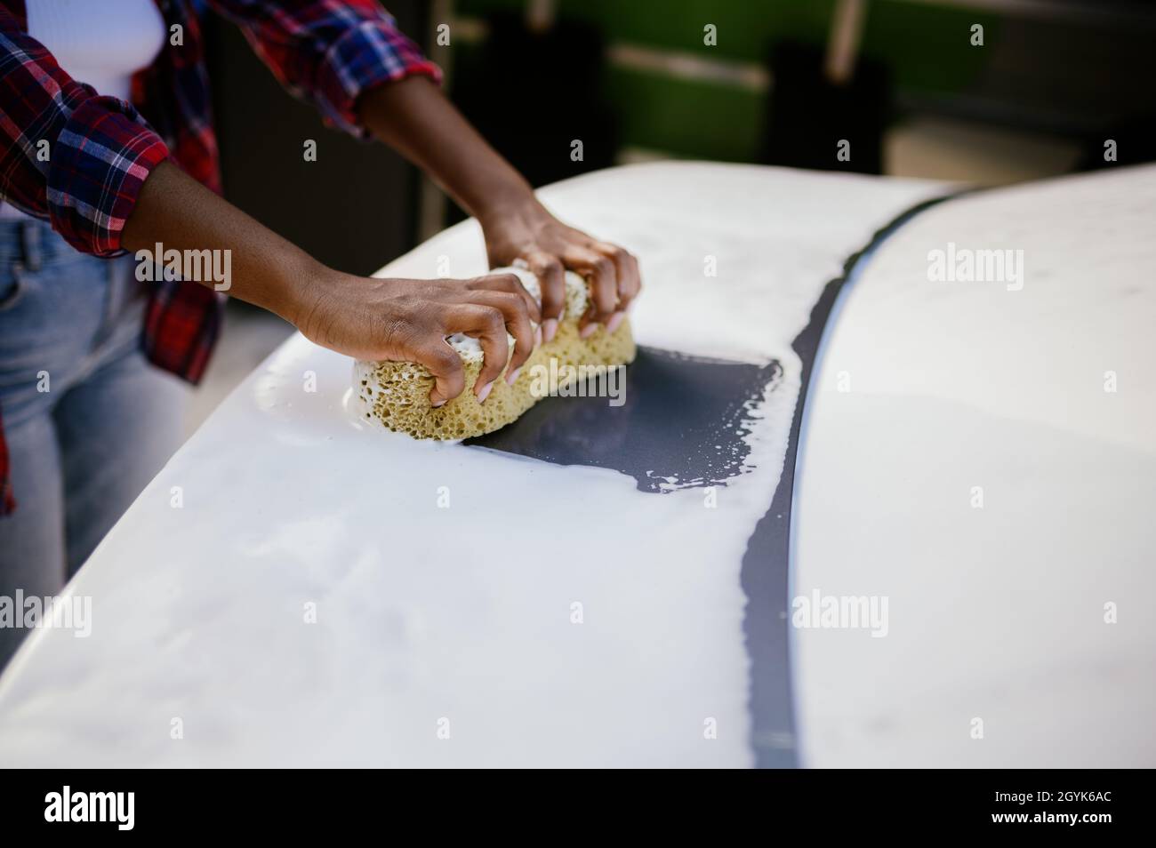 Woman using sponge foam hi-res stock photography and images - Alamy