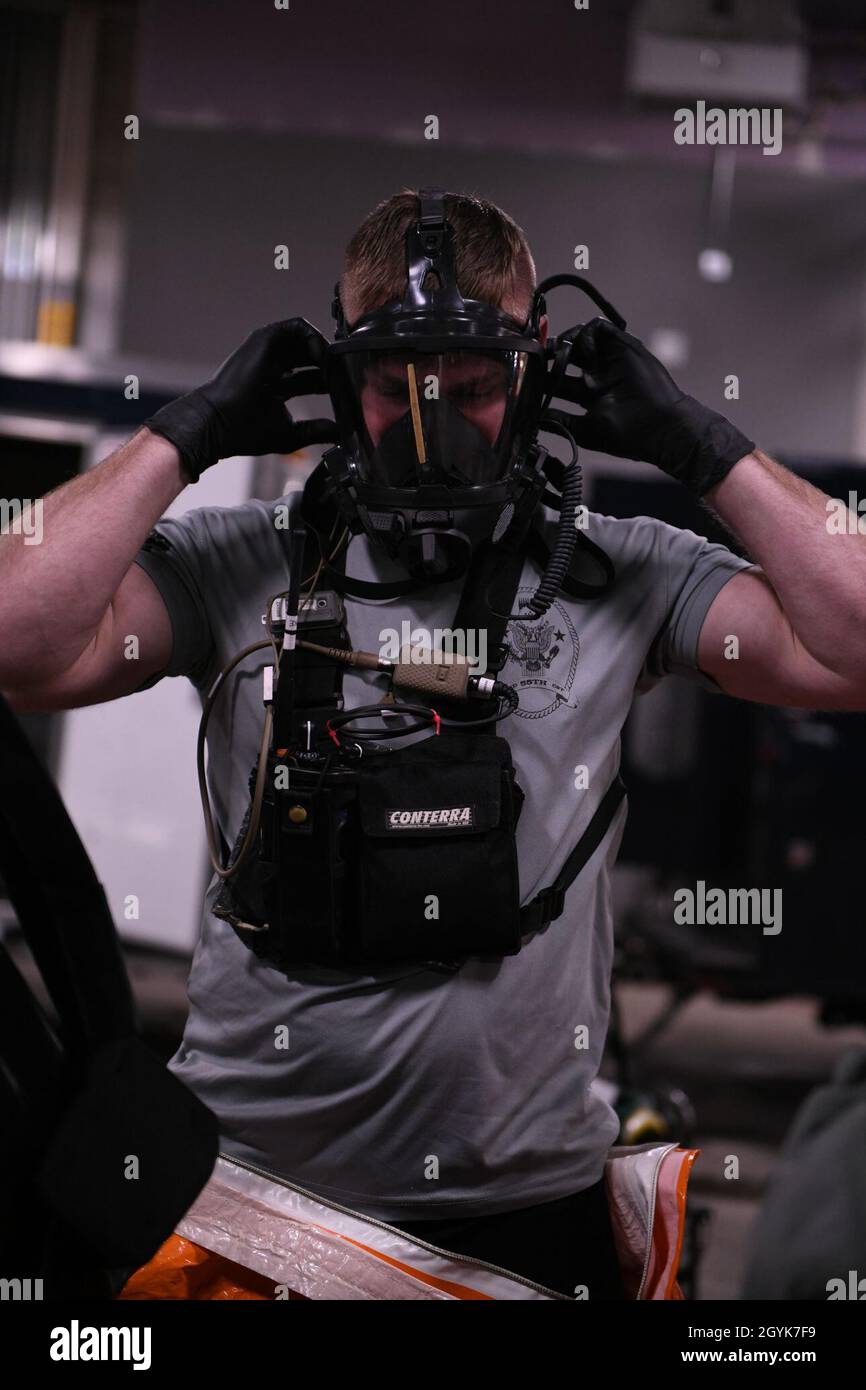 Closed circuit breathing apparatus hi-res stock photography and images ...