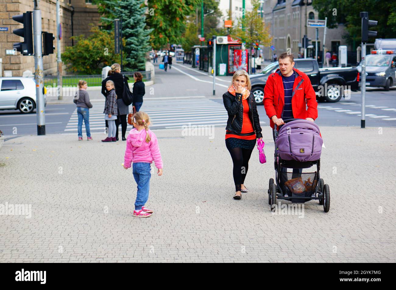 Children on the sidewalk hi-res stock photography and images - Alamy