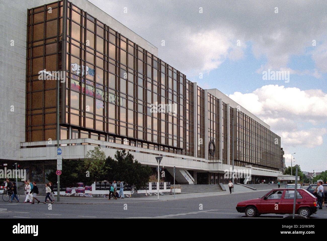 Palast der Republik, Berlin 1995 Stock Photo - Alamy