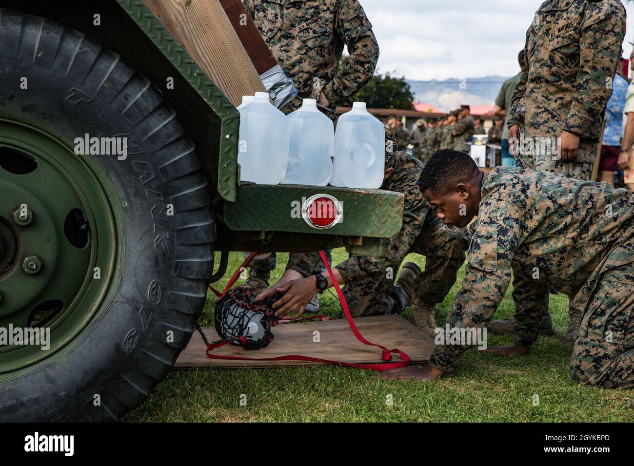 U.S. Marines with 11th Marine Regiment, 1st Marine Division ...