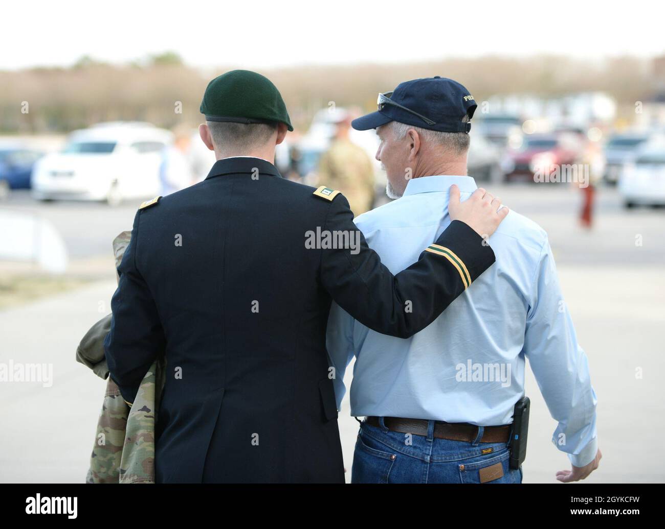 A Soldier assigned to the U.S. Army John F. Kennedy Special Warfare ...