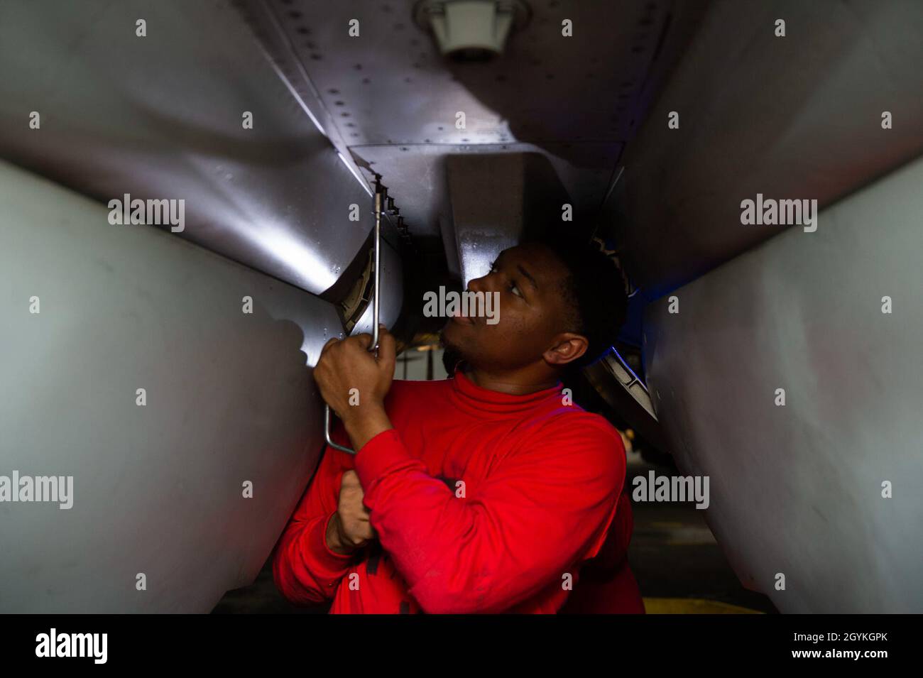 200119-N-QY794-1010 ATLANTIC OCEAN (Jan. 19, 2020) Aviation Ordnanceman ...