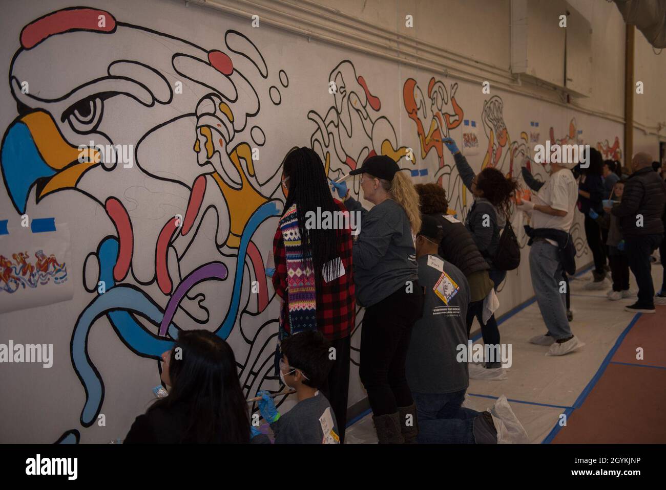 High school volunteers paint mural hi-res stock photography and images ...