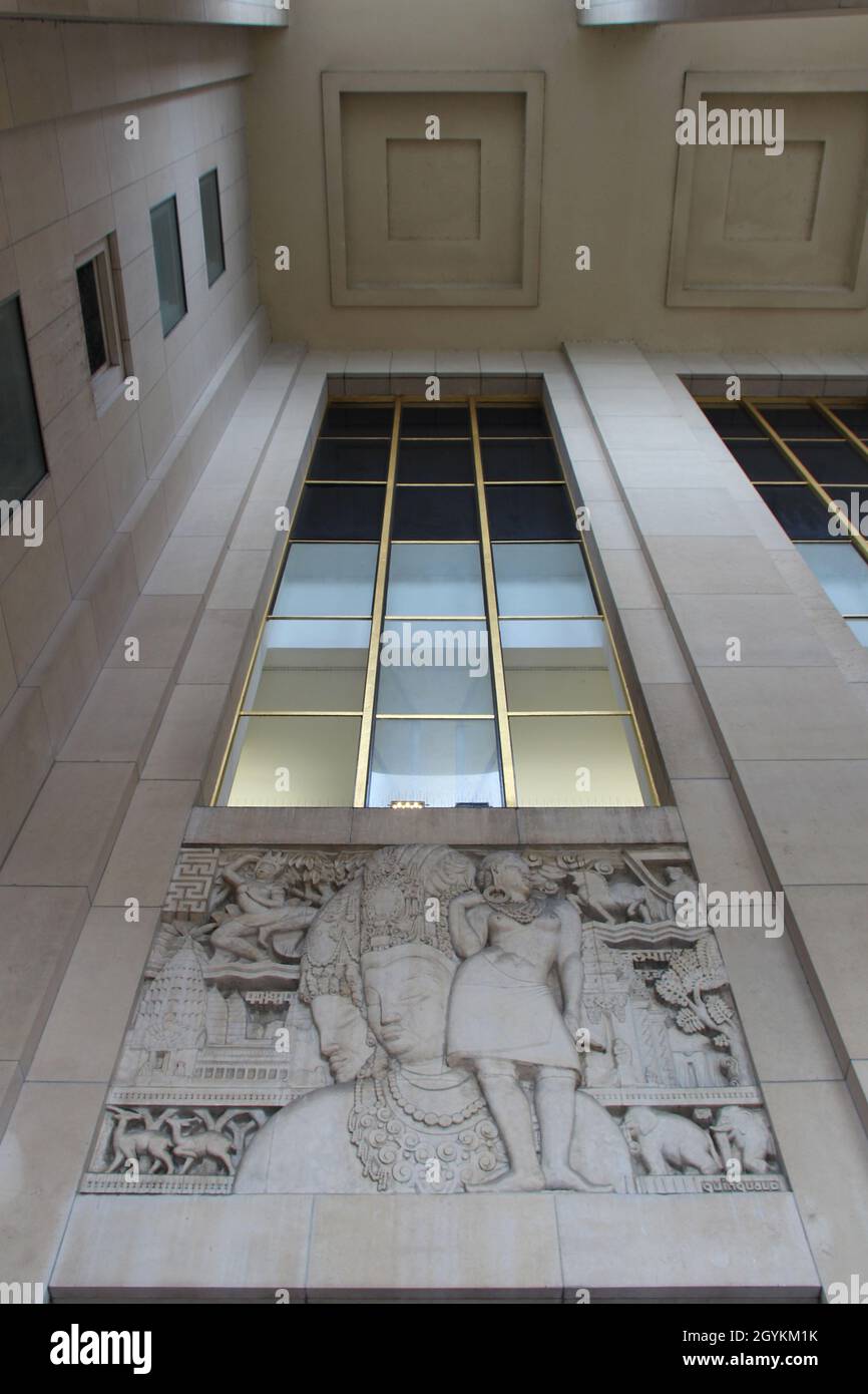art déco building (chaillot palace) in paris (france Stock Photo - Alamy