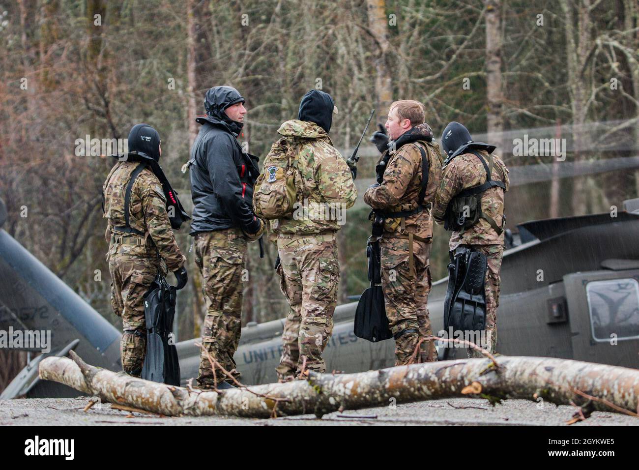 U.S. Army pilots and flight crew, assigned to 2nd Battalion (Assault ...